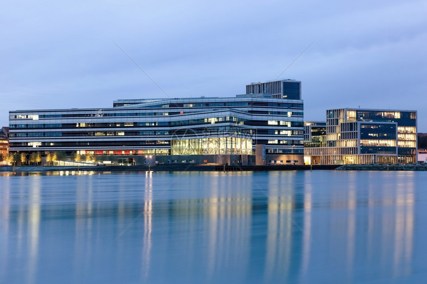 蓝色时刻的奥胡斯港丹麦高清图片下载-正版图片502862142-摄图网