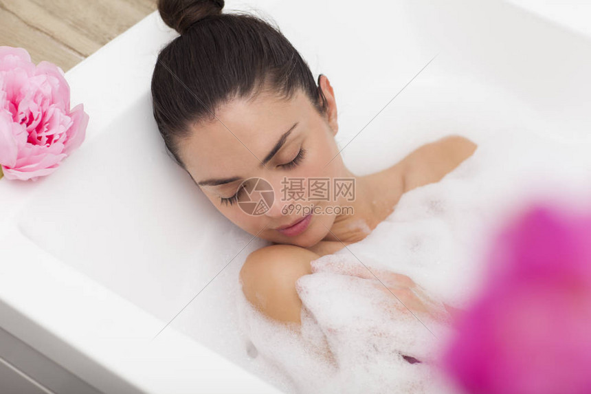 女人正在她的浴室里放松沐浴高清图片下载 正版图片502869294 摄图网