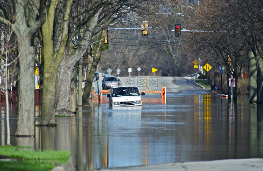 洪水淹没的城市街道Water的Van芝加哥大都市地区的重雨河洪水自然高清图片下载-正版图片502874550-摄图网