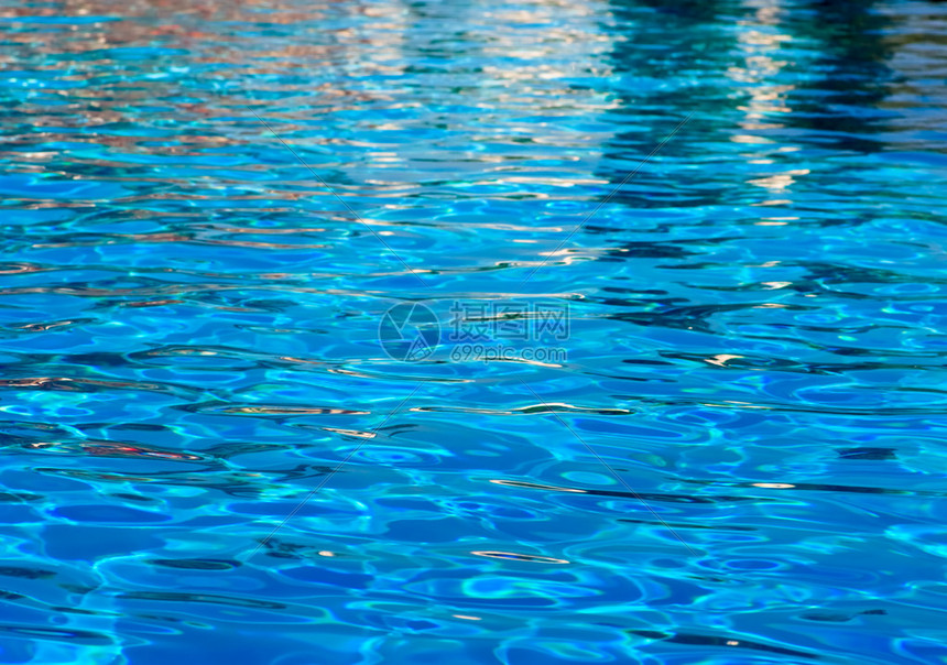 在游泳池背景的水波纹高清图片下载-正版图片502882761-摄图网