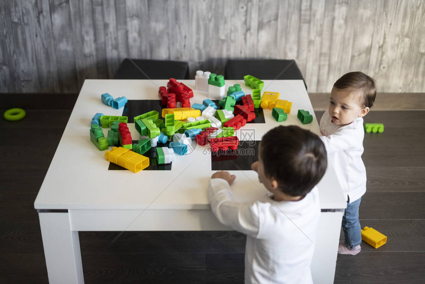 两个快乐的宝在玩积木高清图片下载-正版图片502893642-摄图网