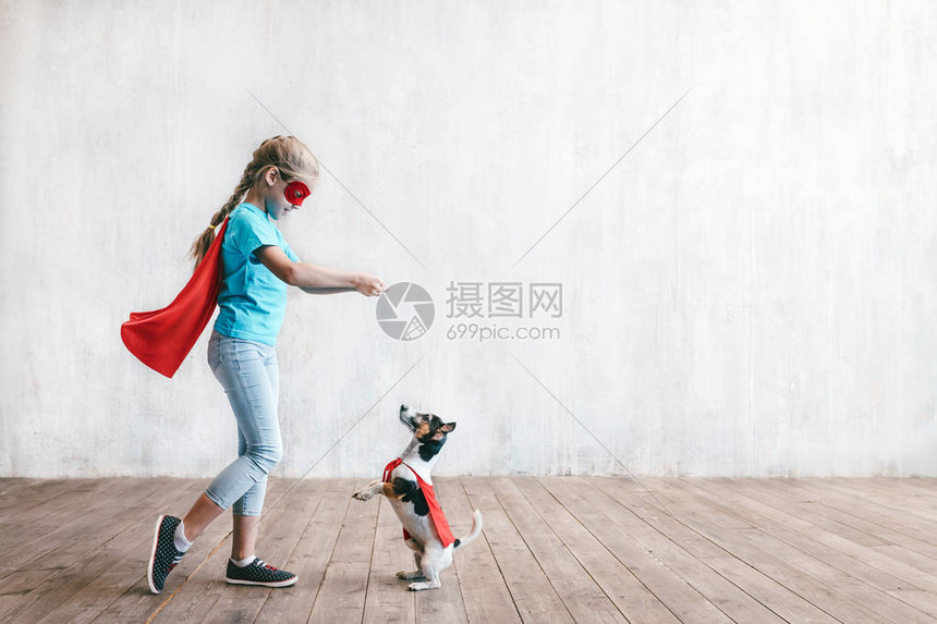 工作室里带着狗的小英雄高清图片下载 正版图片502893875 摄图网
