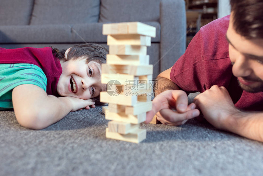 在家玩Jennga游戏的高清图片下载-正版图片502895190-摄图网