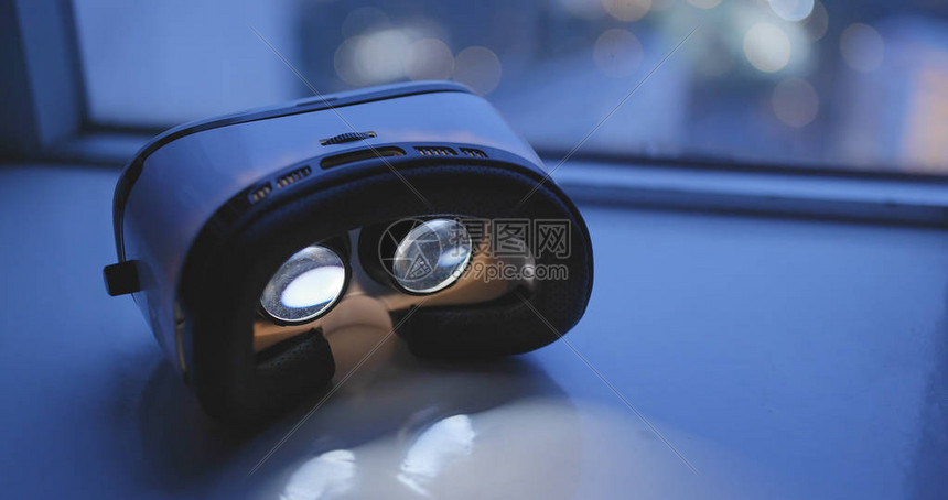 夜间虚拟现实设备infot高清图片下载-正版图片502896990-摄图网