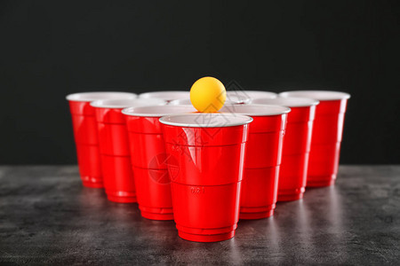 一个棒球和一瓶啤酒高清图片下载-正版图片502901685-摄图网