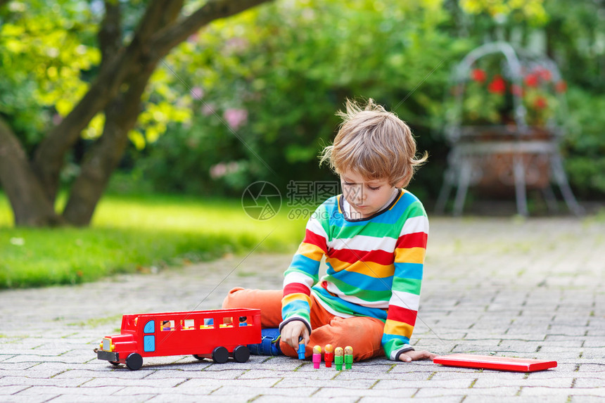 金发可爱的男孩玩红校车和玩高清图片下载-正版图片502909049-摄图网