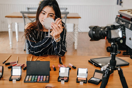 美妆博主在社交媒体上直播美妆教程vlogger录制vlog视频高清图片下载-正版图片504029053-摄图网