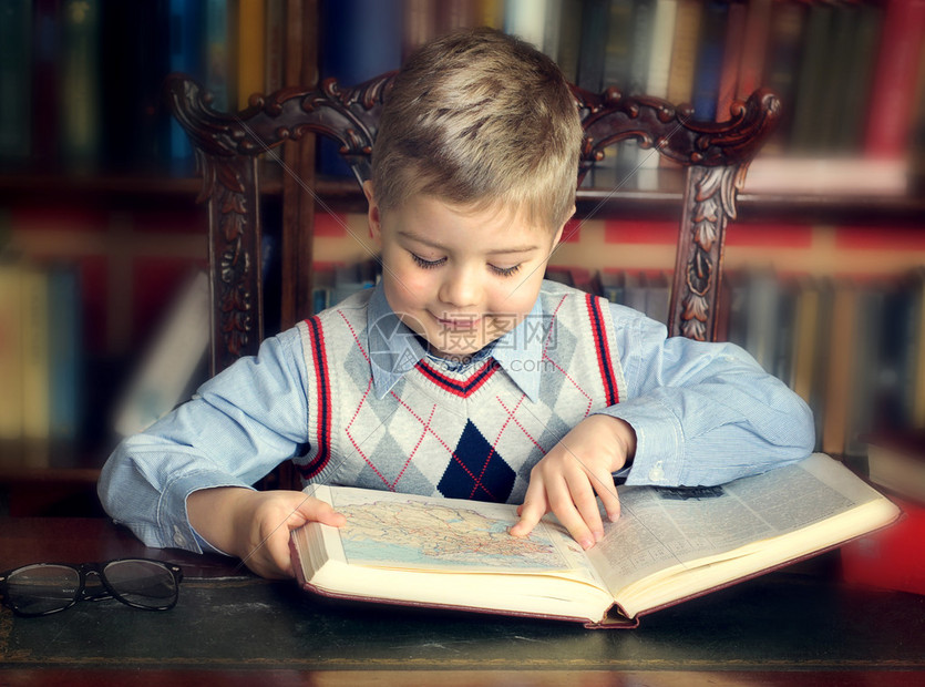 男孩在图书馆看书高清图片下载-正版图片502918870-摄图网