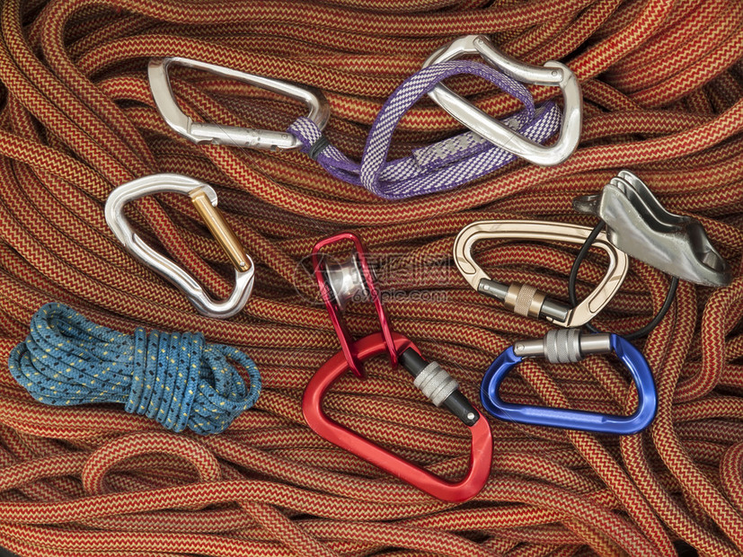 登山和攀岩的设备在绳索上高清图片下载-正版图片502920524-摄图网