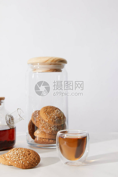 玻璃杯中的茶叶美味的饼高清图片下载-正版图片502925826-摄图网
