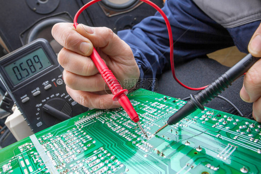 电动工程师用仪器检测电路板高清图片下载-正版图片502937213-摄图网