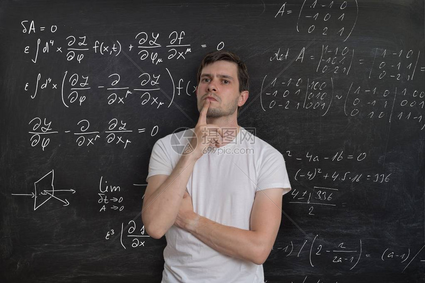 年轻的学生正在思考和解决数学问题高清图片下载-正版图片502937468-摄图网