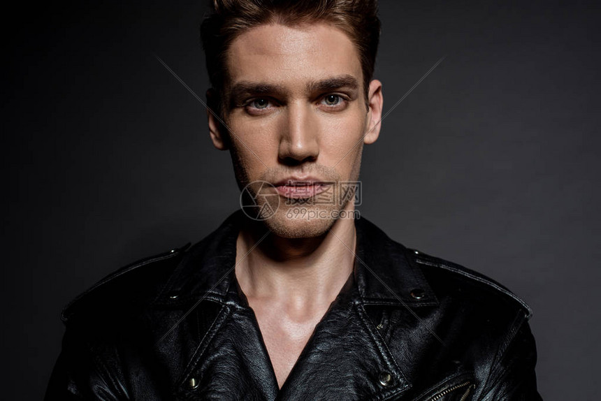 穿黑色背黑衣摩托车外套的帅高清图片下载-正版图片502938357-摄图网