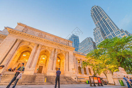 纽约公共图书馆外观与树木和高清图片下载-正版图片503068305-摄图网