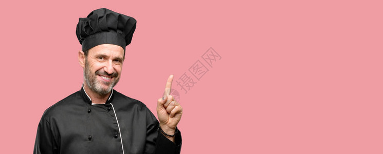 高级厨师身戴厨帽在餐厅厨房用手高清图片下载-正版图片502987327-摄图网