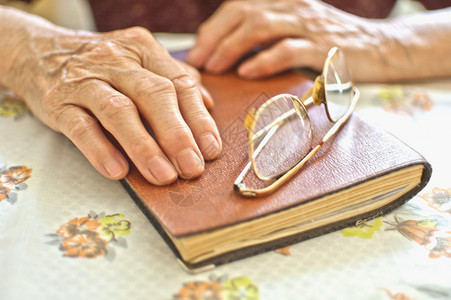 人类皮肤老化的过程一位活了90至100岁的老人的手起皱高清图片下载-正版图片504107713-摄图网