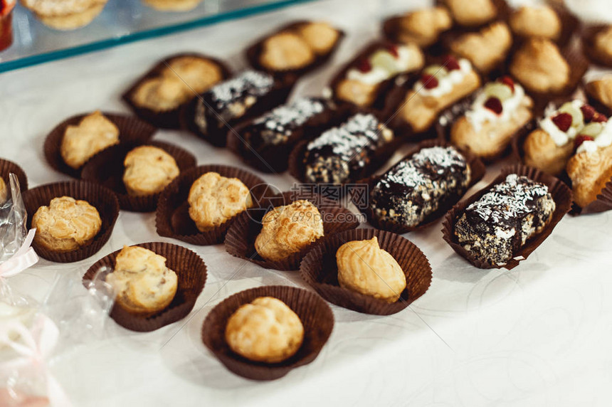 Eclairs传统法式甜点白桌上的糖果棒高清图片下载-正版图片503004189-摄图网