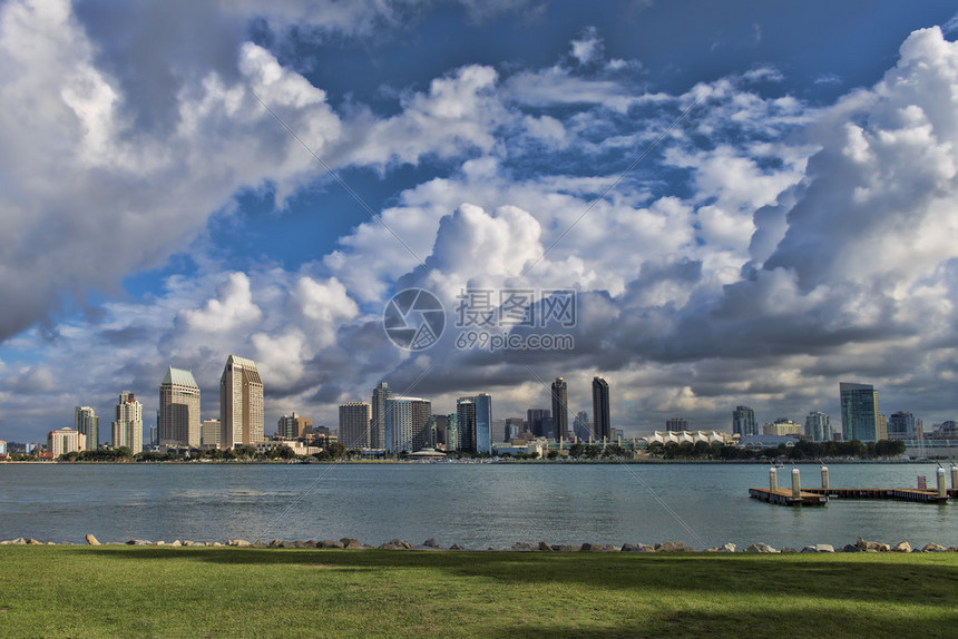 圣迭戈加利福尼亚从科罗纳多岛市中心的天际线市中心上空异常蓬松的白云圣地亚哥是美国第七大城市高清图片下载-正版图片503013452-摄图网