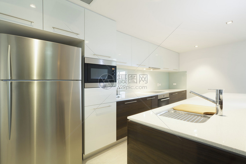 配备不锈钢器具的现代厨房高清图片下载-正版图片503014769-摄图网