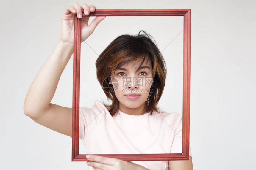 充满自信的美丽女孩拿着一幅相框高清图片下载-正版图片503055280-摄图网