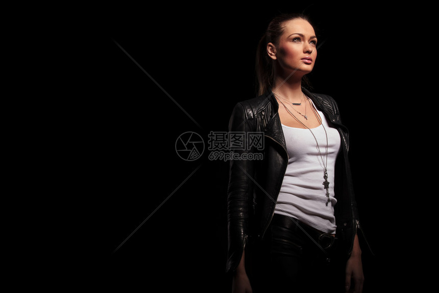 一身穿皮衣的感金发女人仰望着黑人工作室背景高清图片下载 正版图片503060816 摄图网