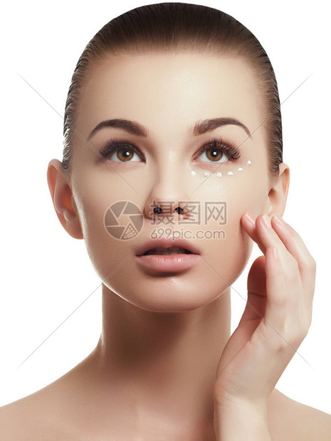 美丽的女孩在她的脸上涂抹了一些乳霜以进行皮肤护理青年和护肤理念女人美丽的脸肖像上白色与健康的皮肤隔离完美脸庞的肖像高清图片下载 正版图片503060861 摄图网