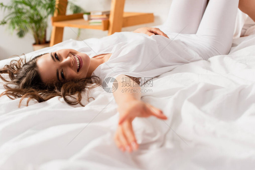 用伸展的手躺在床上的黑发女人选择高清图片下载 正版图片503061854 摄图网