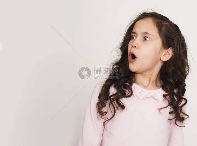 令人惊叹的小女孩看着一旁可爱的孩子惊高清图片下载 正版图片503063958 摄图网