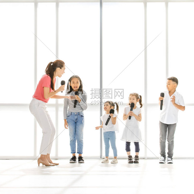 亚洲老师教亚洲孩子高清图片下载 正版图片503064082 摄图网