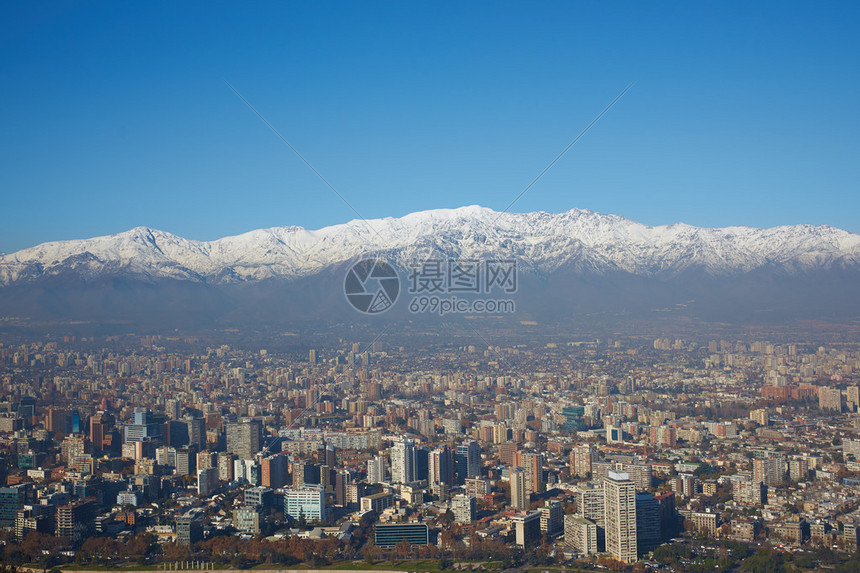雪覆盖了智利首都圣地亚哥现代高山建筑周围的山脉从CerroSanCrist高清图片下载-正版图片503077088-摄图网