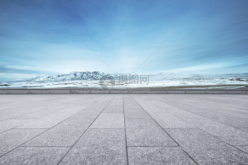 空旷的地面和美丽的蓝天雪山高清图片下载-正版图片503080891-摄图网