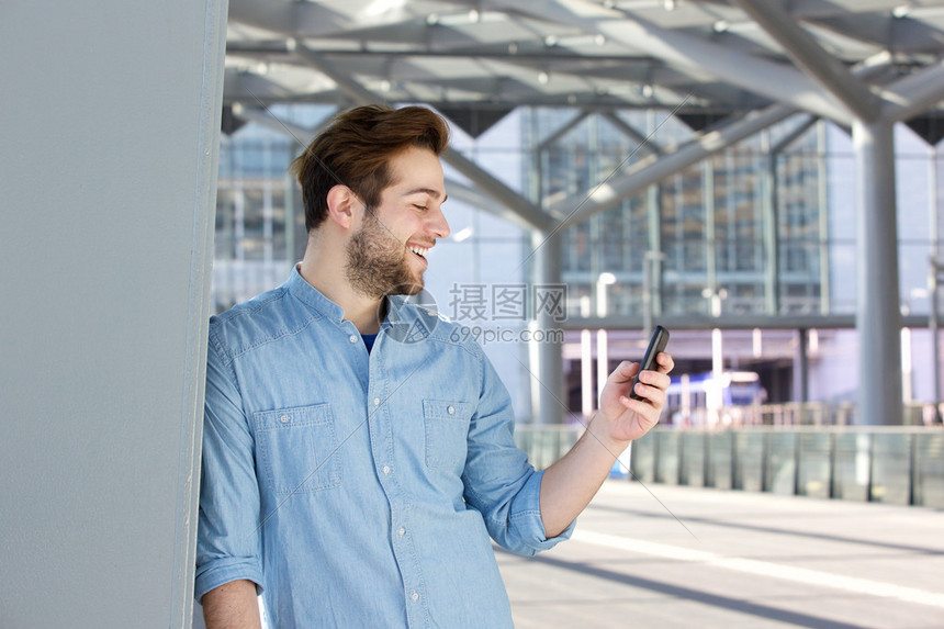 一个快乐的人看着手机的特写肖像高清图片下载-正版图片503093957-摄图网
