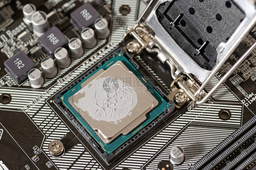 在主机计算机中的cpu芯片高清图片下载-正版图片503103720-摄图网