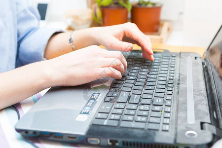 在白色背景上清理一只白色计算机鼠高清图片下载-正版图片504159296-摄图网