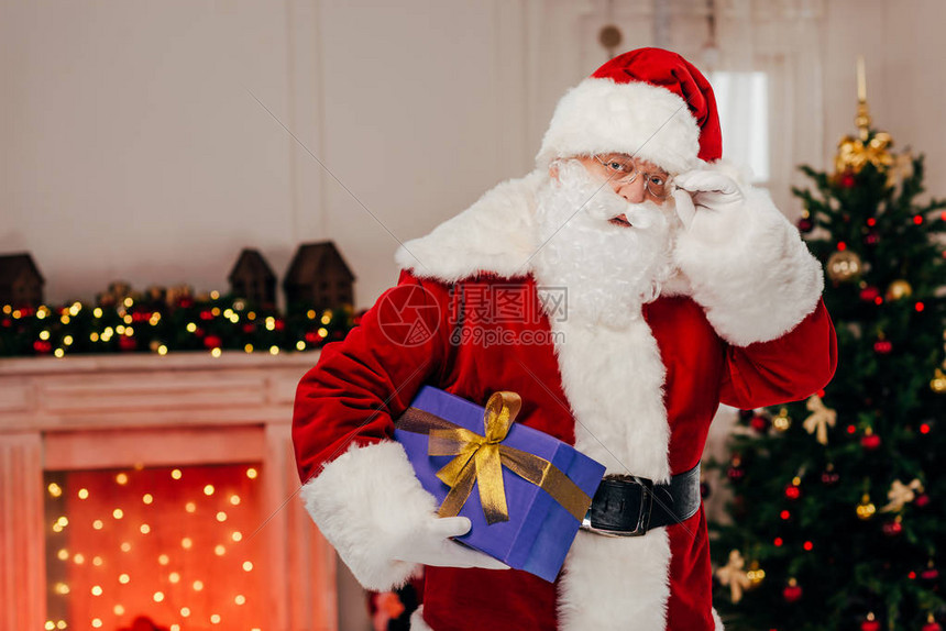 传统红色装饰中的桑塔克拉斯Santac高清图片下载-正版图片503126658-摄图网