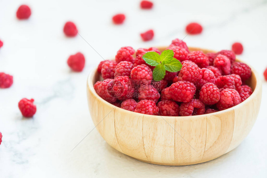 桌子上木碗里的红树莓果高清图片下载-正版图片503158609-摄图网