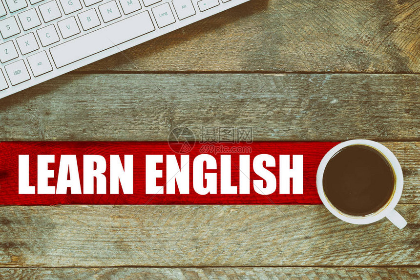 键盘和咖啡杯在木背景上学插画图片下载-正版图片503171214-摄图网