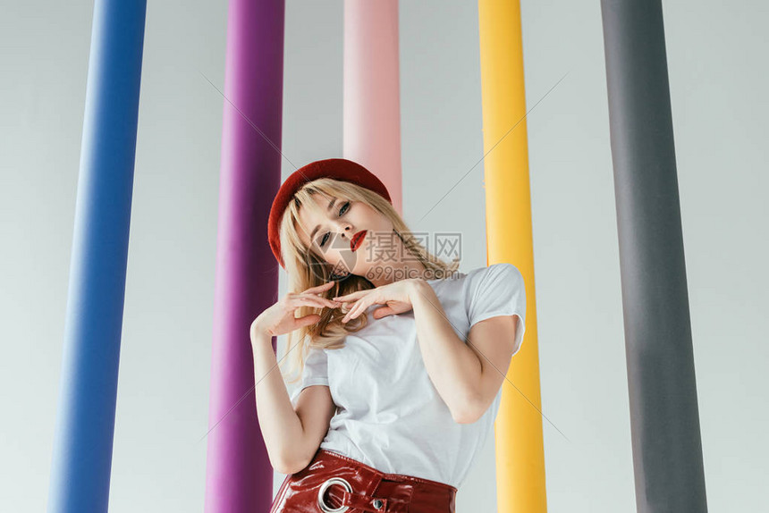 穿着红白衣服的有吸引力的年轻女子高清图片下载 正版图片503171707 摄图网