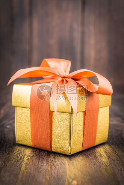 木背景上的礼品盒老旧的高清图片下载-正版图片503183457-摄图网