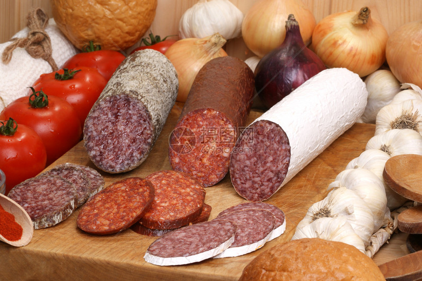 Salami和一些切片的木高清图片下载-正版图片503186962-摄图网