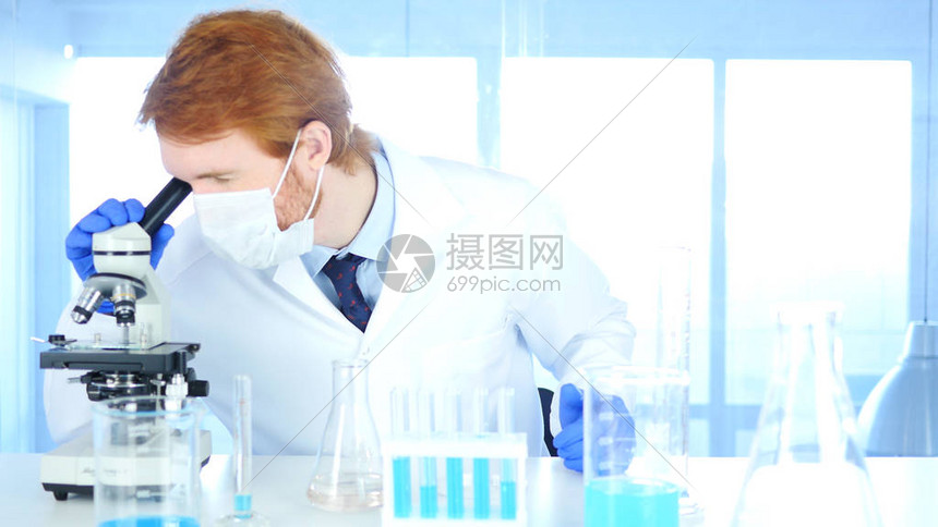 在研究实验室使用显微镜的科学家高清图片下载-正版图片503188348-摄图网