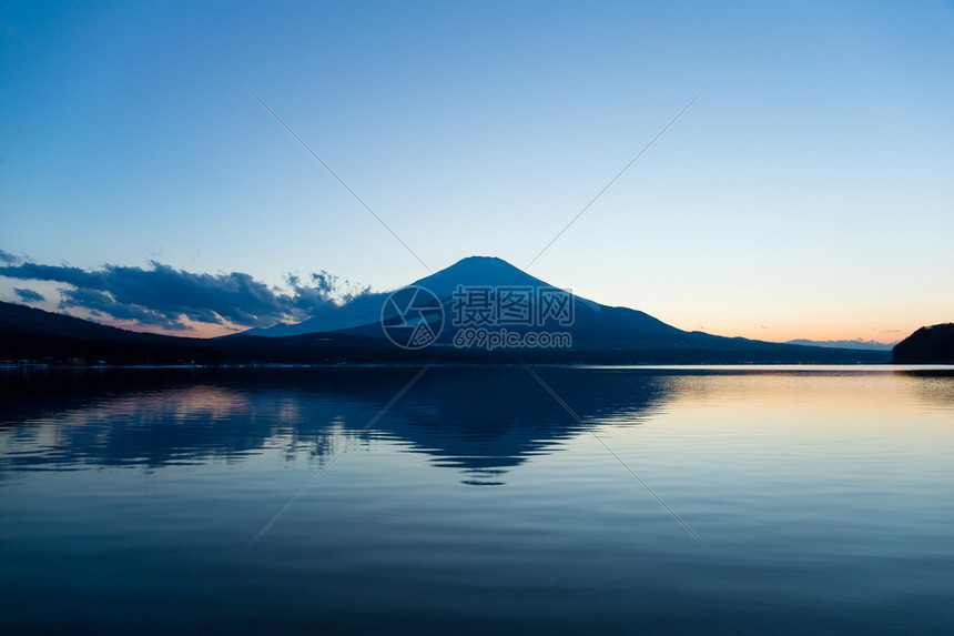 日本傍晚的富士山和中湖高清图片下载-正版图片503189835-摄图网