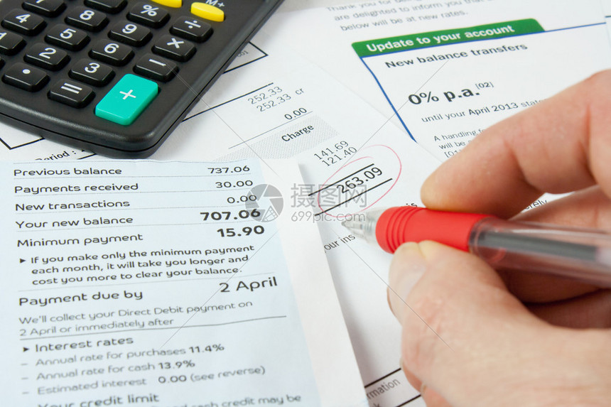 手握红色笔和用计算器核对银行对账单的高清图片下载-正版图片503194224-摄图网