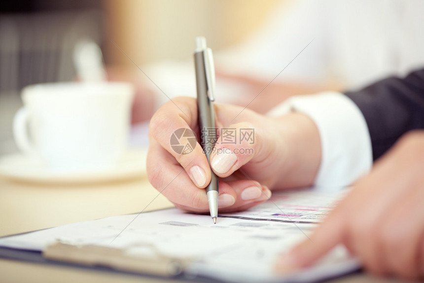 女商人在纸上书写的手特写高清图片下载-正版图片503205043-摄图网