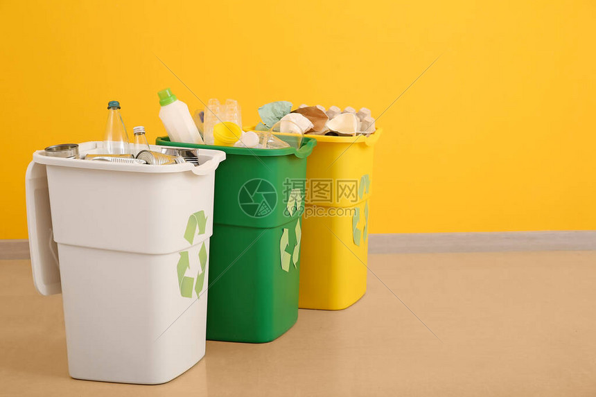在彩色墙附近装有不同类型垃圾的集装箱高清图片下载-正版图片503208496-摄图网