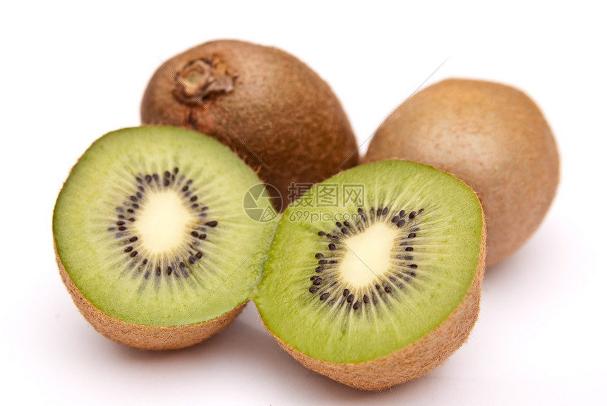 Kiwi被分成两半孤立高清图片下载-正版图片503224680-摄图网