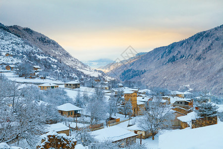 美丽的冬季风景黎明的山峰高清图片下载-正版图片502652261-摄图网