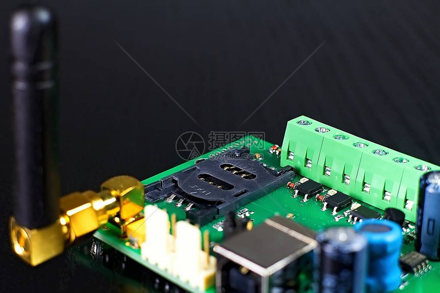 插入SIM卡的连接器SIM卡持有人是带有天线的GSM通高清图片下载-正版图片503244603-摄图网