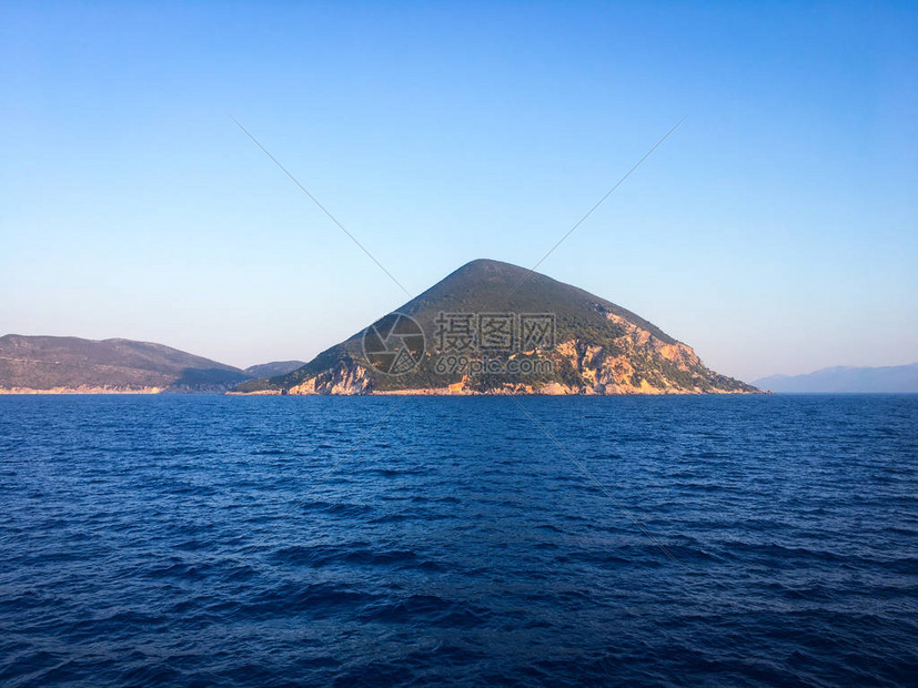 亚得里亚海美丽的岛屿多云的天高清图片下载-正版图片503245447-摄图网