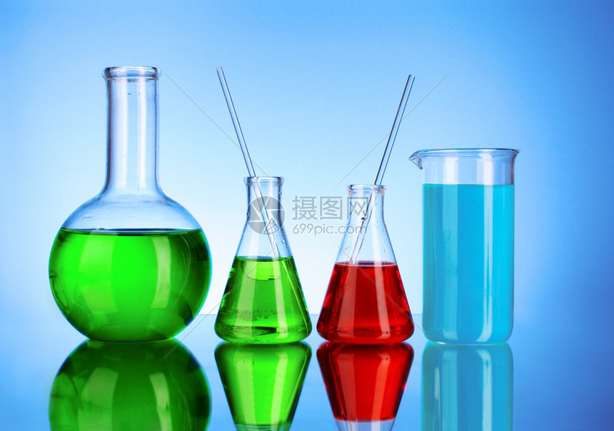 黑色背景上的实验室玻璃器皿高清图片下载-正版图片503249287-摄图网